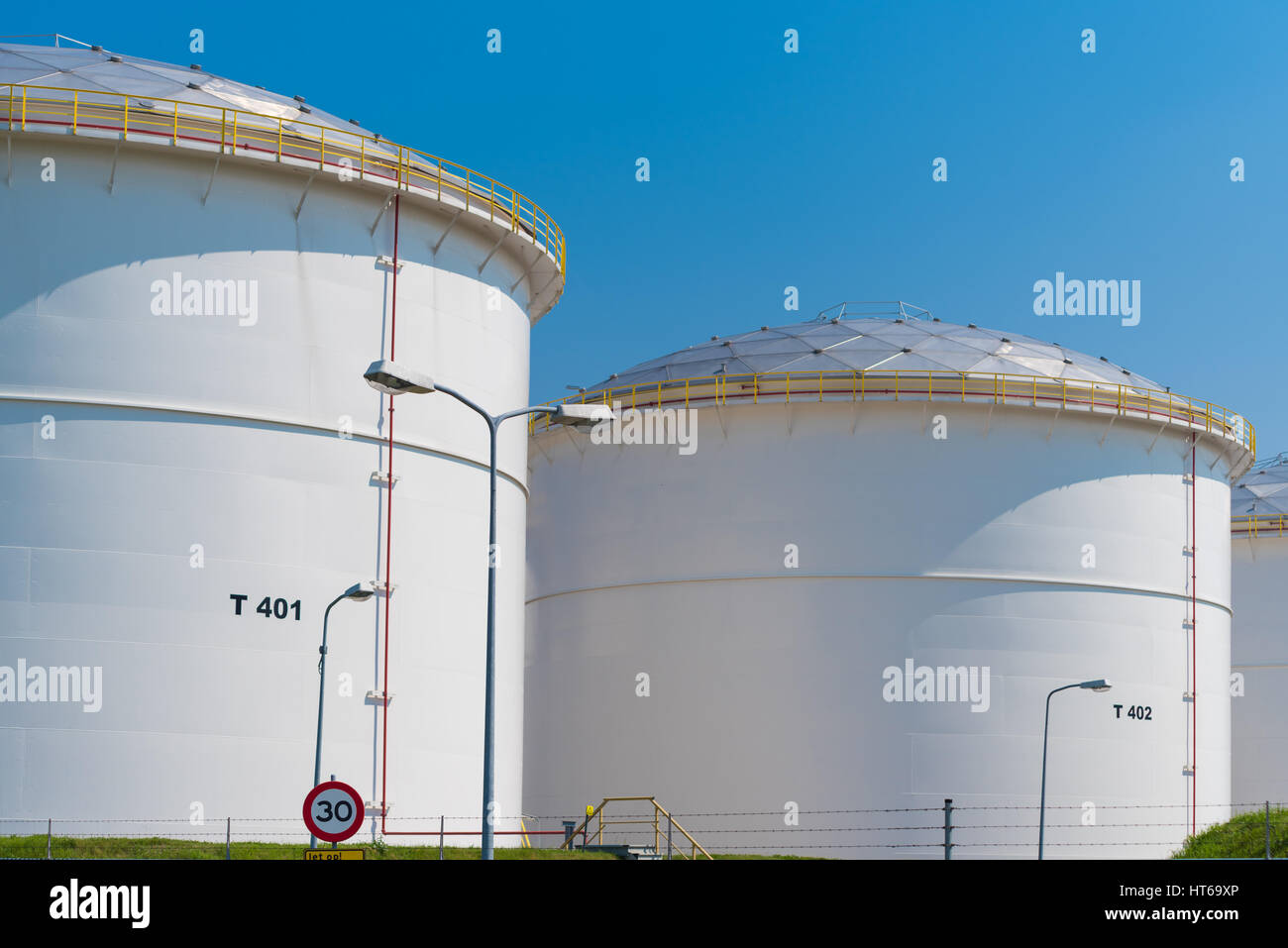 Oil silos hi-res stock photography and images - Alamy