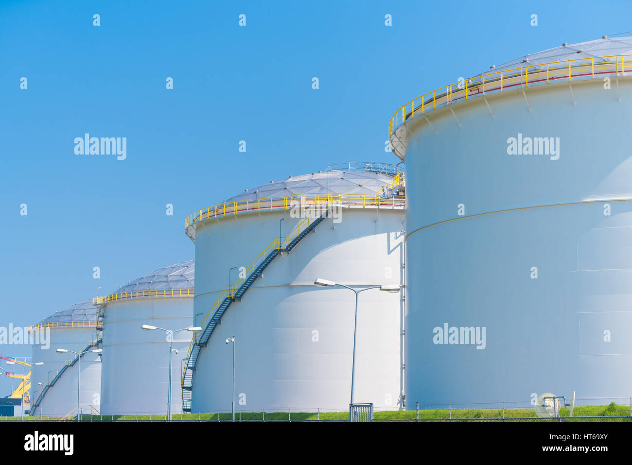Oil silos hi-res stock photography and images - Alamy