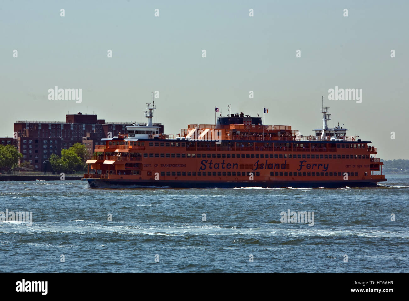Staten island ferry between manhattan hi-res stock photography and ...