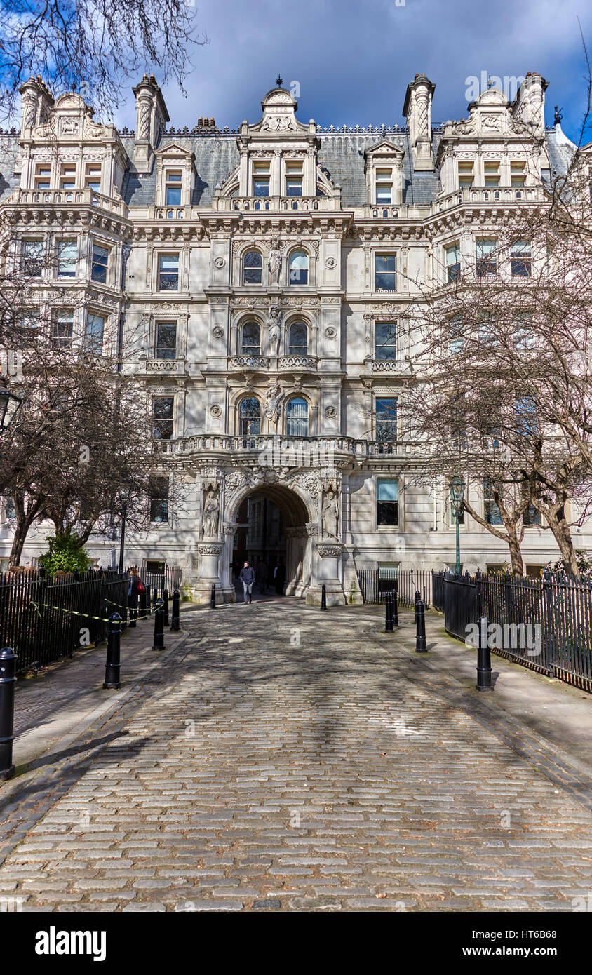 Inner Temple and Middle Temple. The core of the district lies in the ...