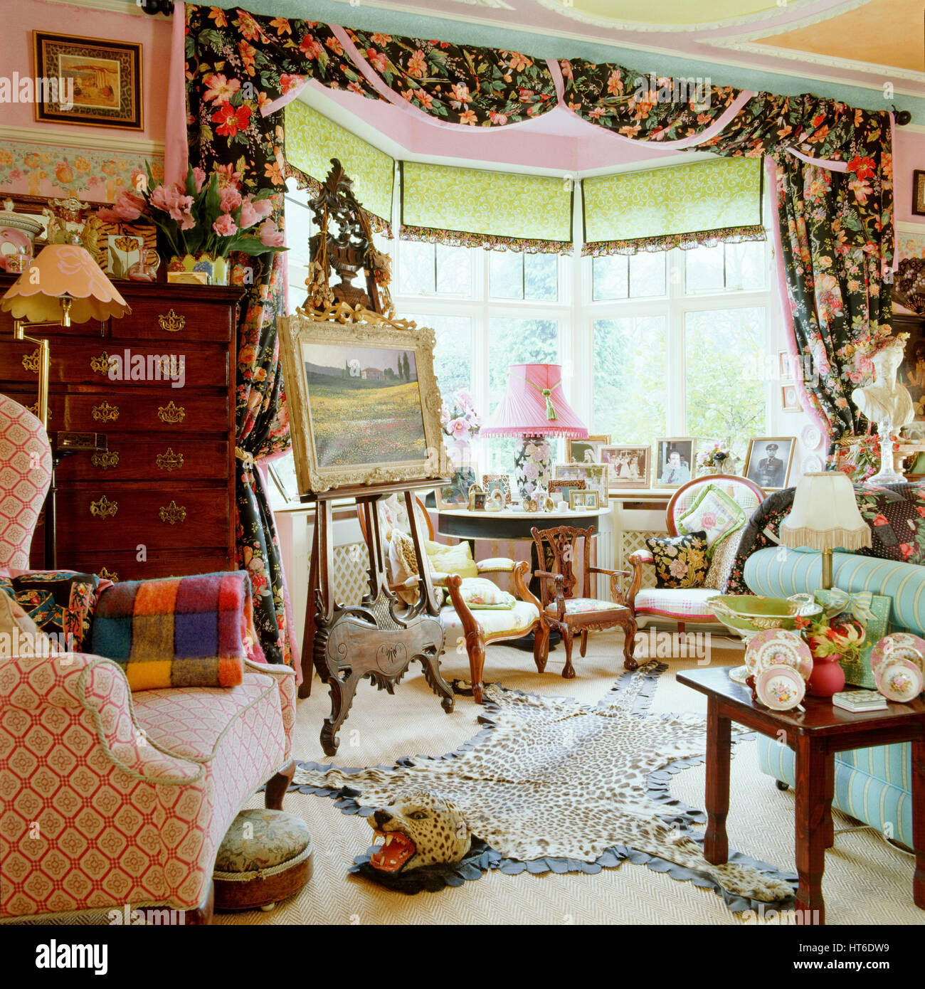 Chintz furniture hi-res stock photography and images - Alamy