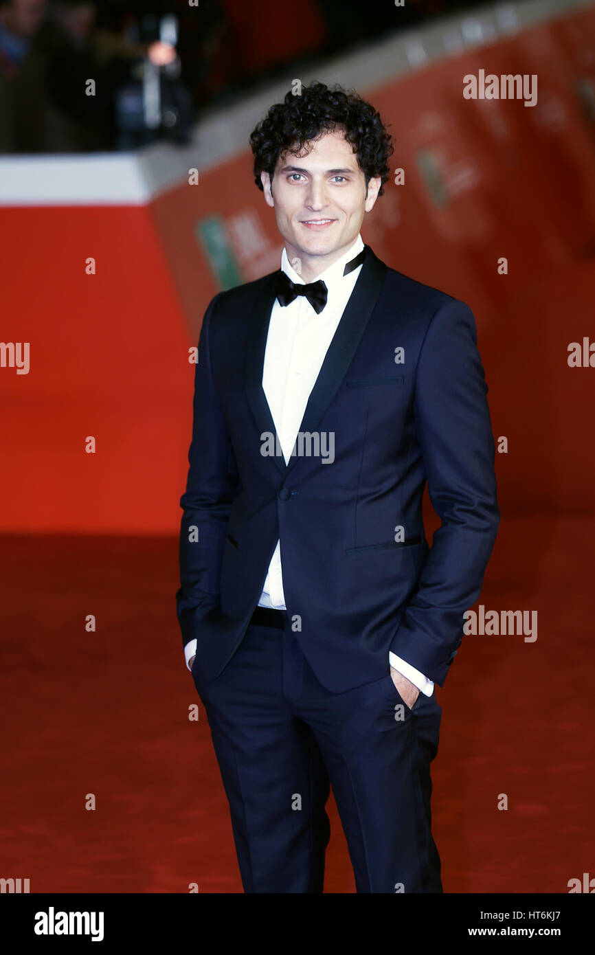 Celebrities actor smiling hi-res stock photography and images - Alamy