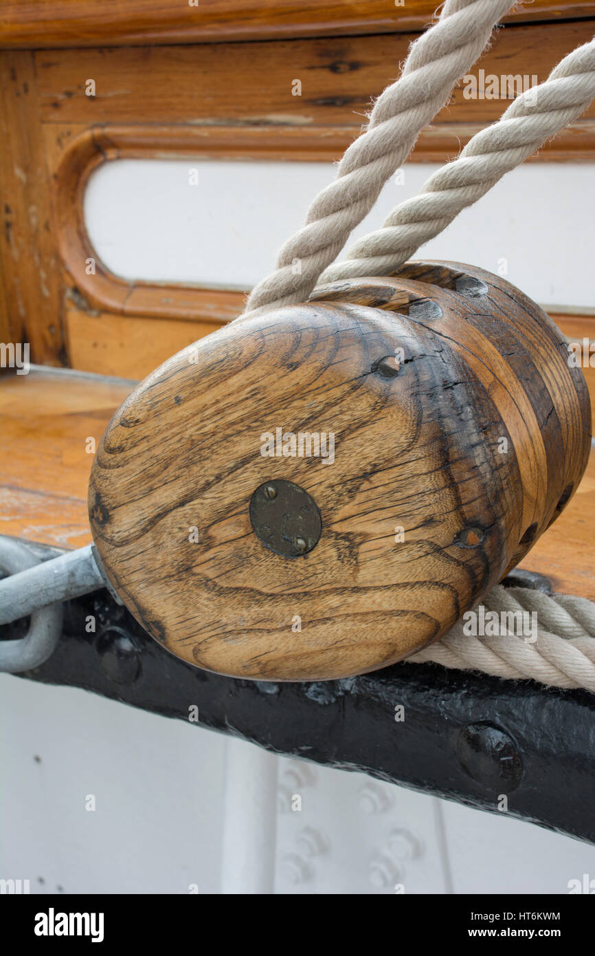 Tensioned ropes hi-res stock photography and images - Alamy