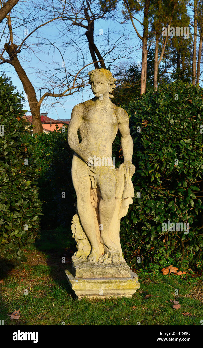Old statue hi-res stock photography and images - Alamy