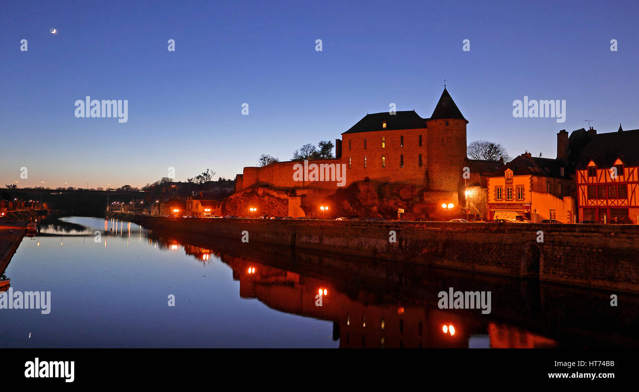 Mayenne city castle river la hi-res stock photography and images - Alamy