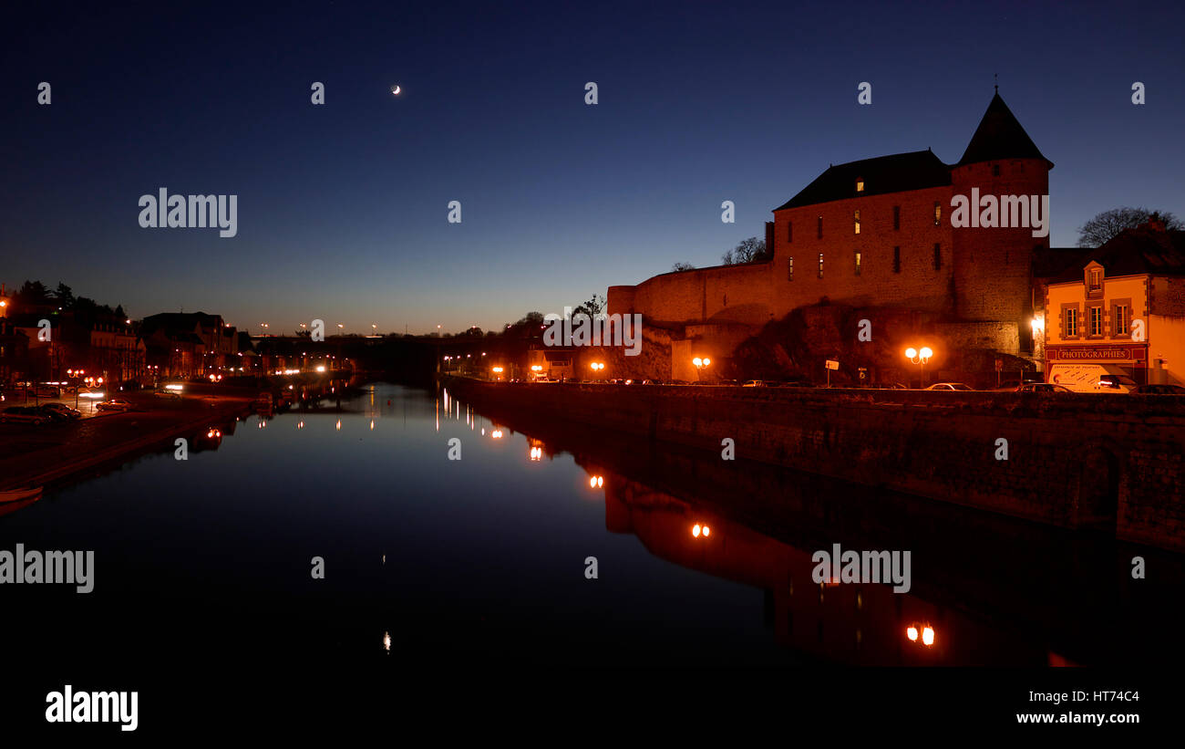 Mayenne city castle river la hi-res stock photography and images - Alamy