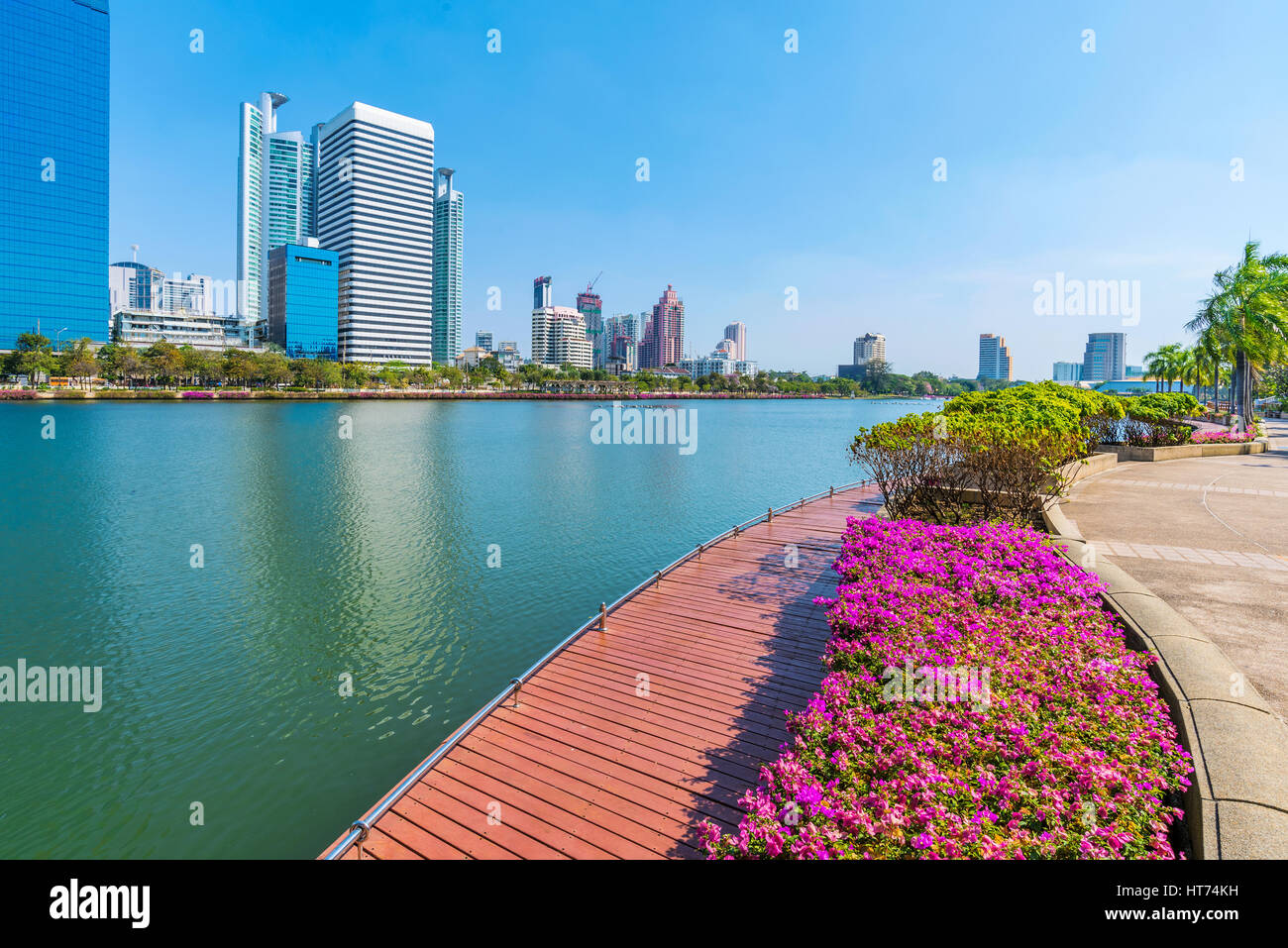 Lakeside view hi-res stock photography and images - Alamy