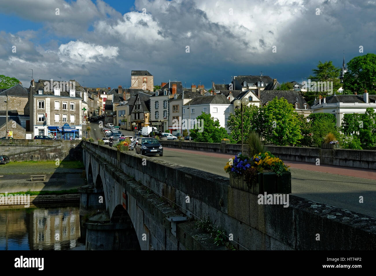 Mayenne city, bridge of 'Notre Dame', river La Mayenne (Mayenne ...