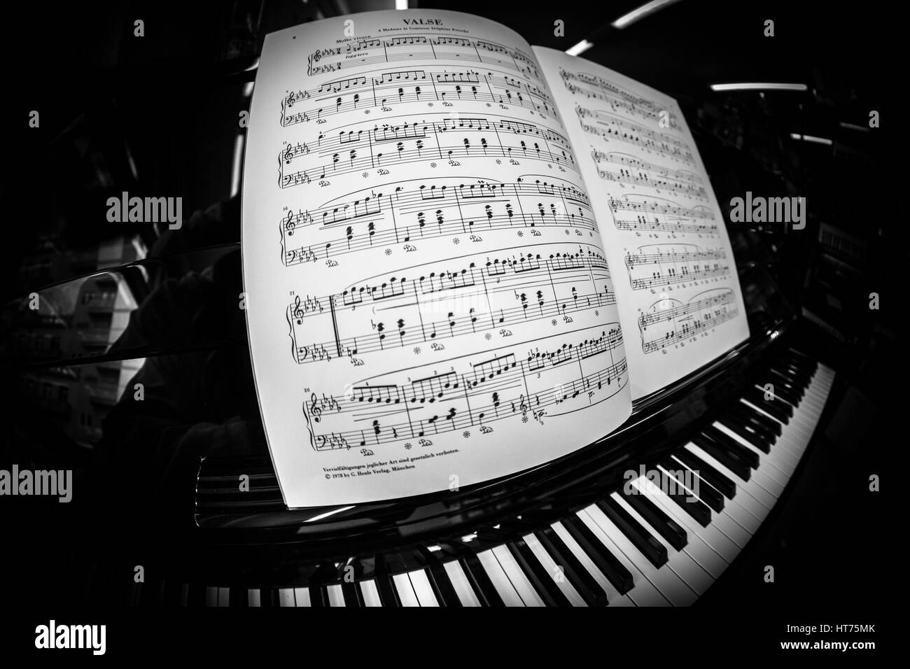 Upright piano score hi-res stock photography and images - Alamy