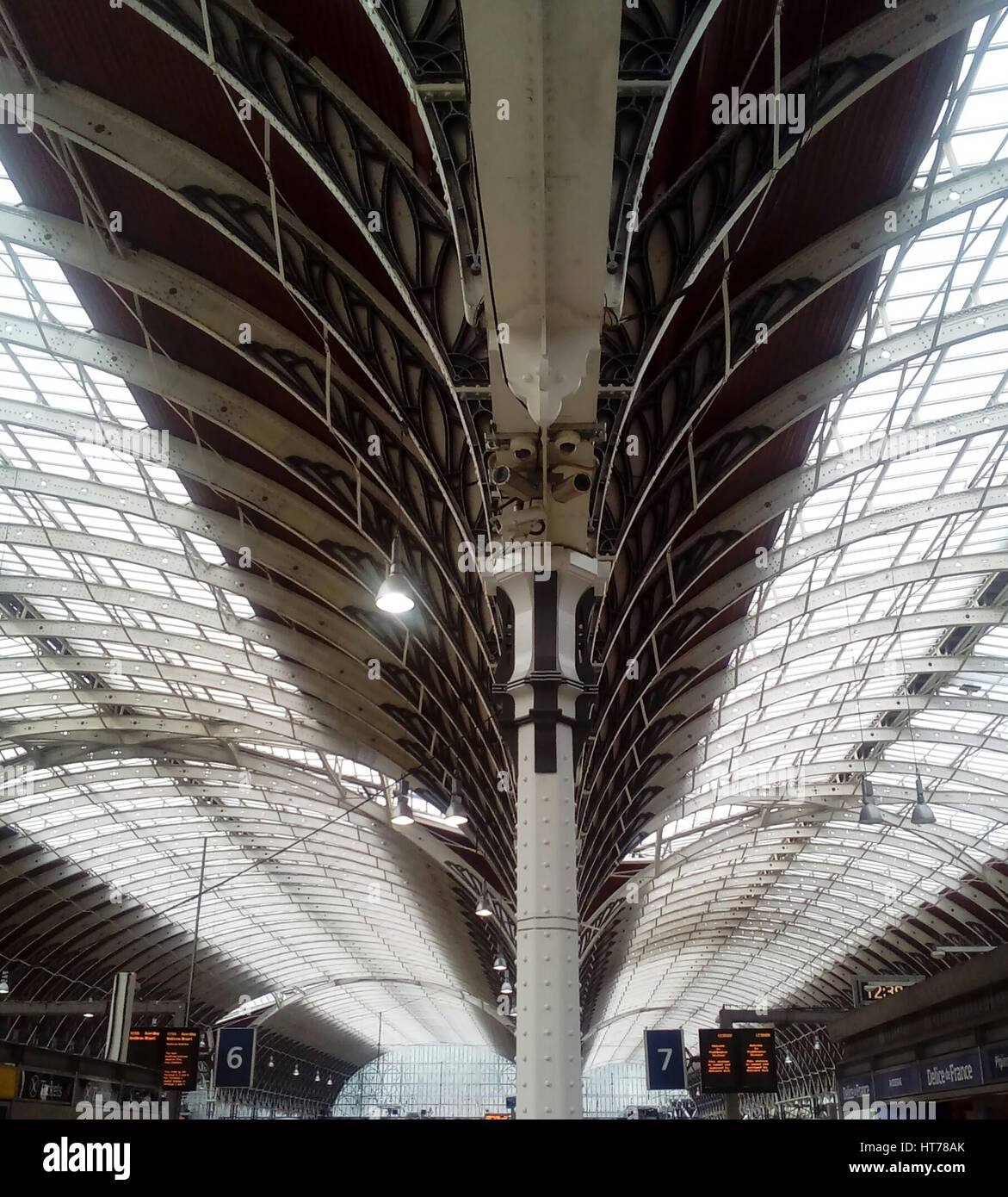 Arches over platforms hi-res stock photography and images - Alamy