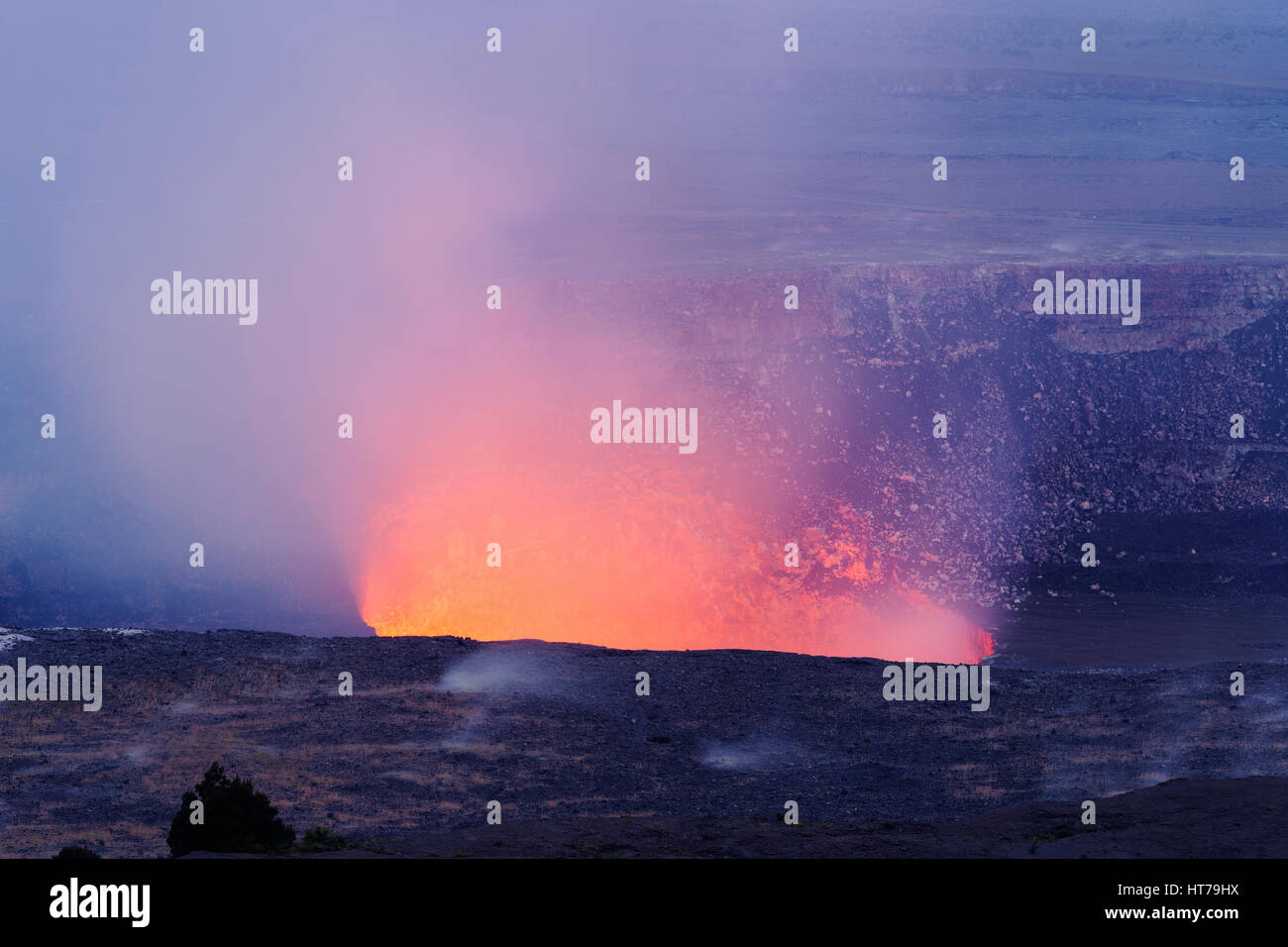Halema'uma'u Crater, pit crater at night, Hawai'i Volcanoes National ...