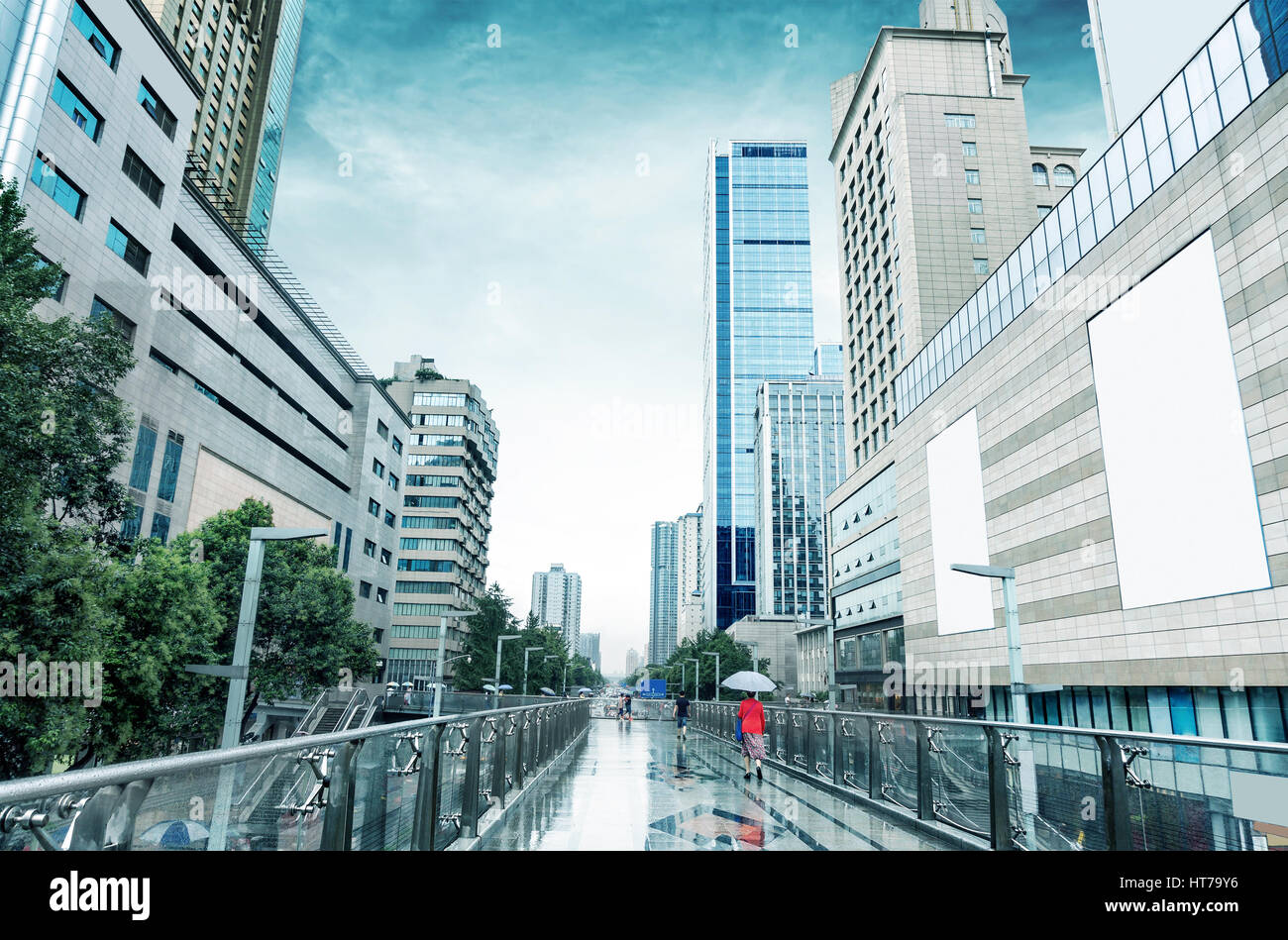 Heavy rain in Chengdu, the famous pedestrian shopping street Chunxi ...
