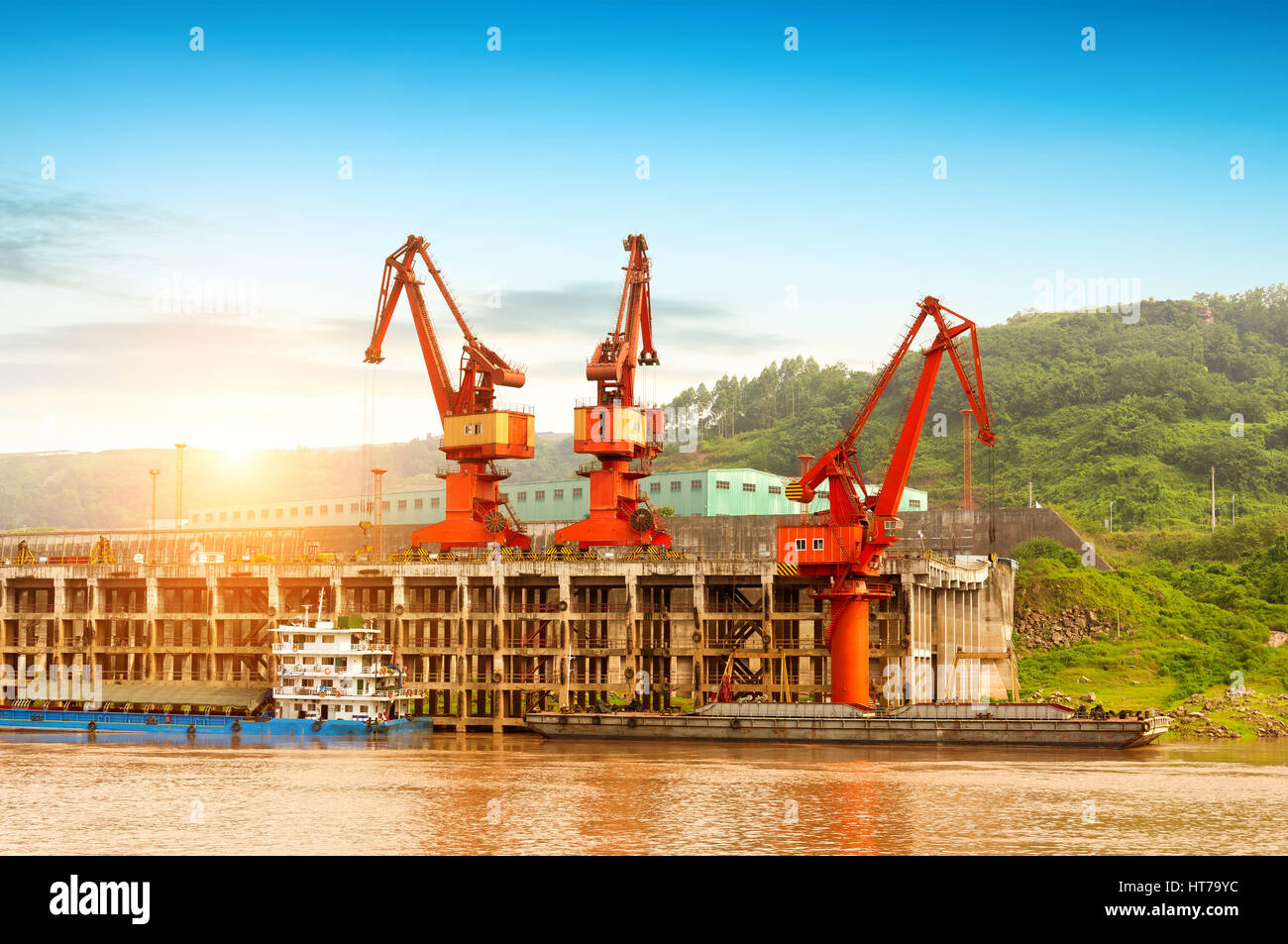 China Yangtze River docks and cranes Stock Photo - Alamy