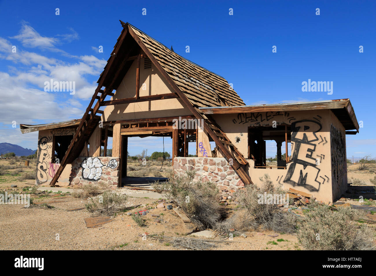 Abandoned building route 66 hi-res stock photography and images - Alamy