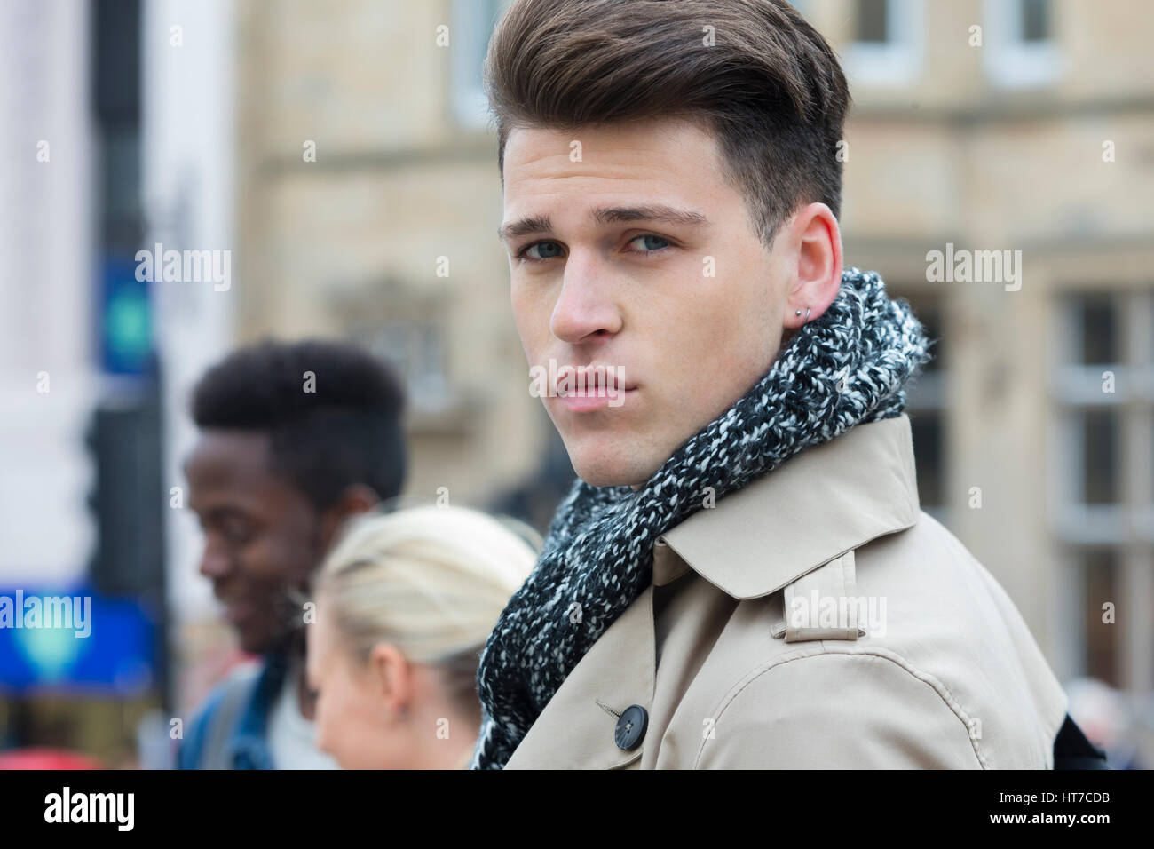 People wrapped up outside hi-res stock photography and images - Alamy