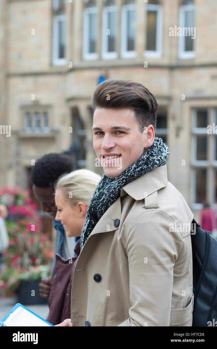 People wrapped up outside hi-res stock photography and images - Alamy