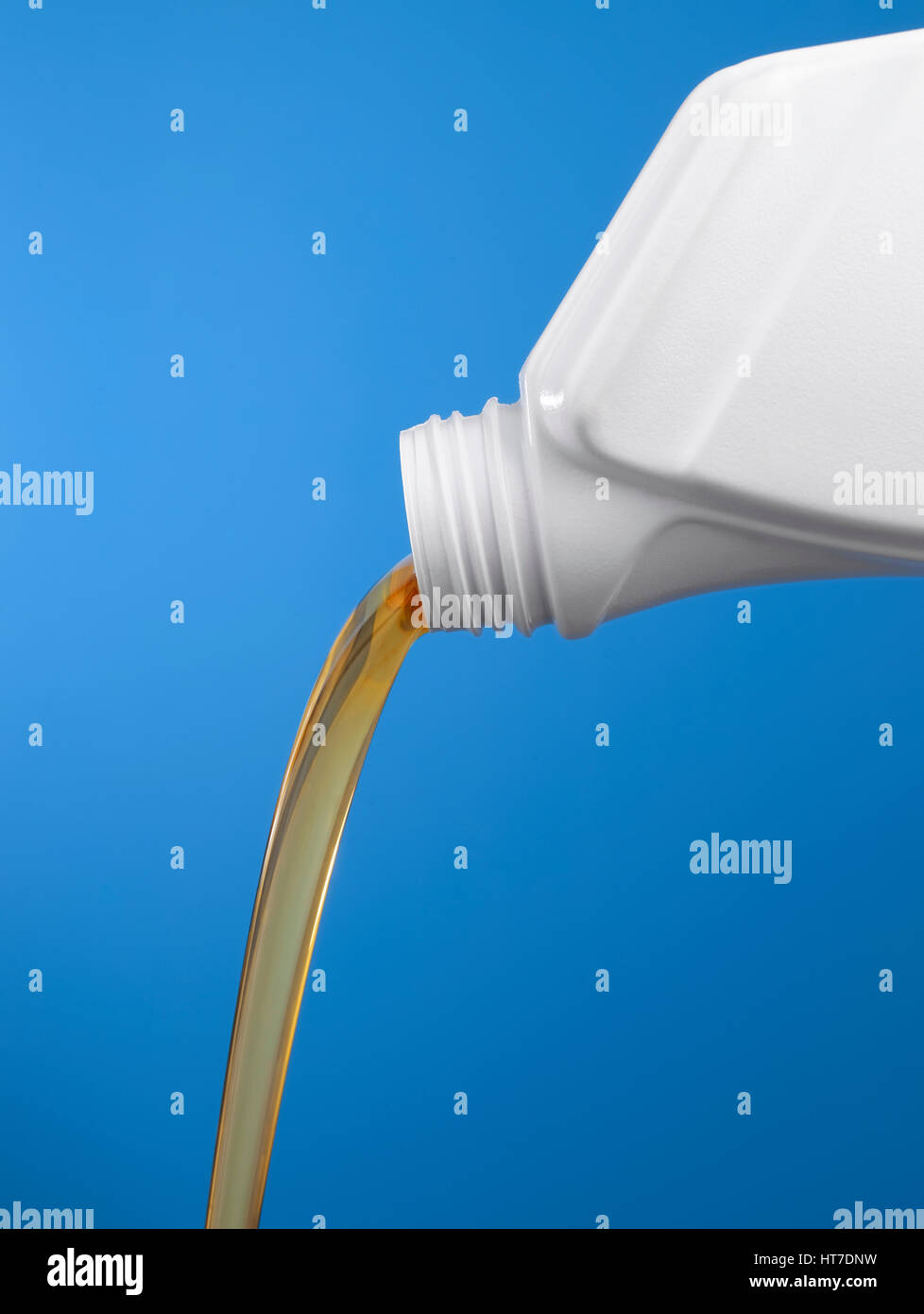 Oil can pouring Stock Photo - Alamy