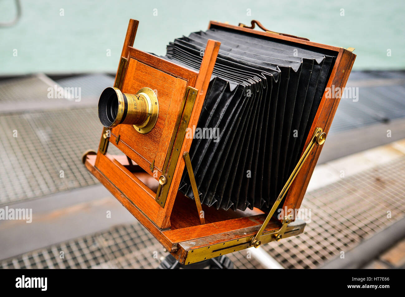 Victorian glass plate camera belonging to photographer Jack Lowe, on ...