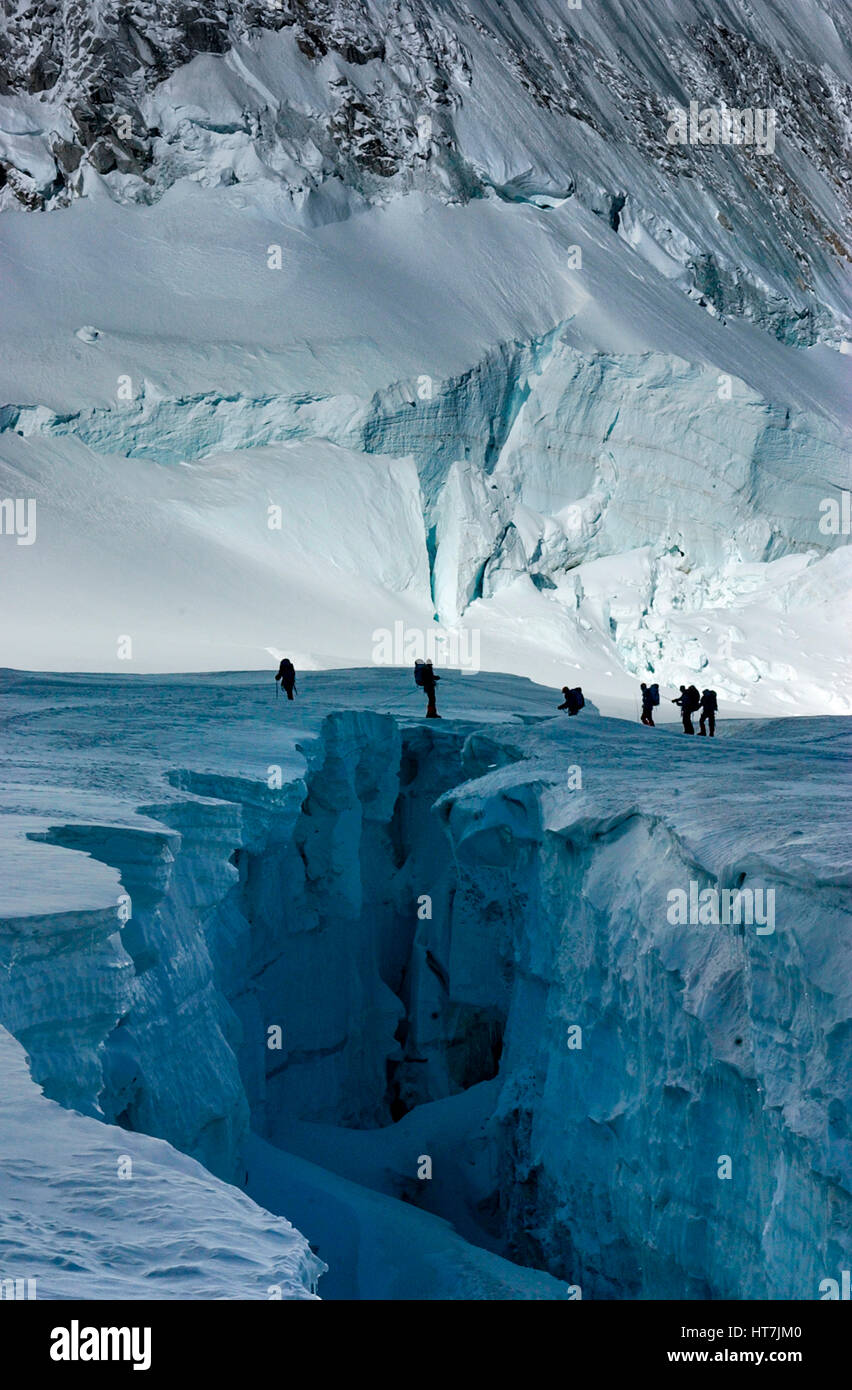 Crossing crevasse on mount everest hi-res stock photography and images ...