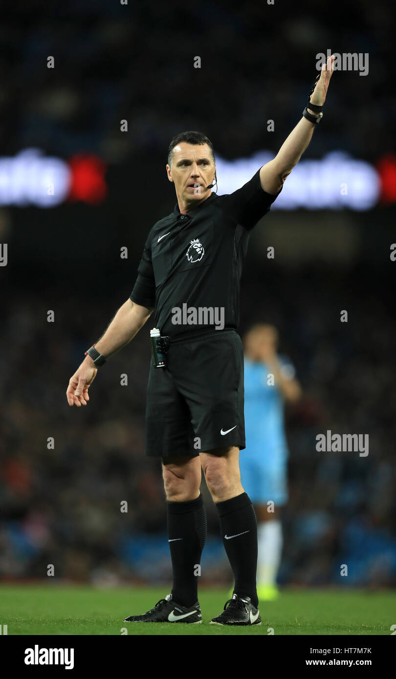 Referee Neil Swarbrick during the Premier League match at the Etihad ...