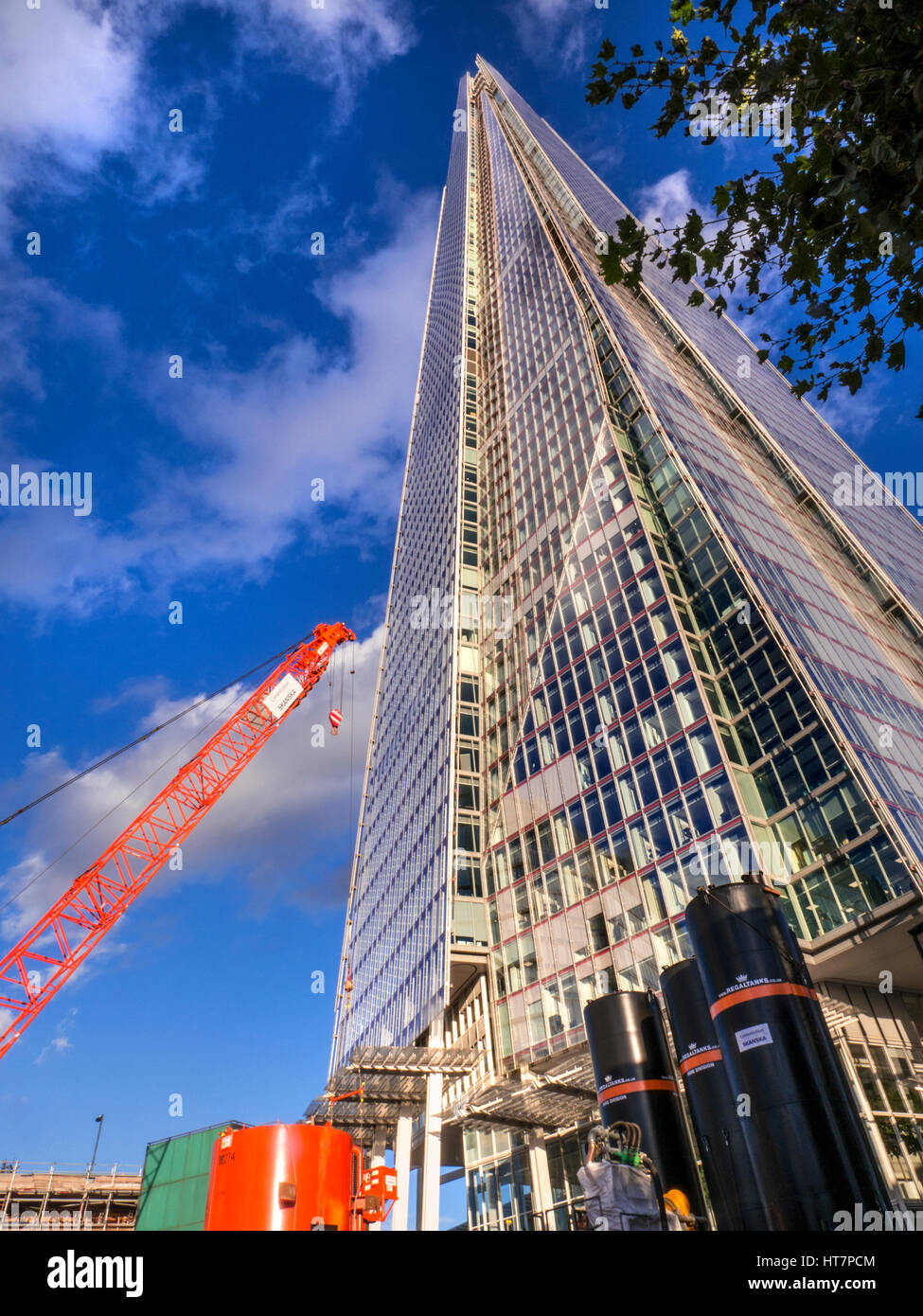 London crane construction hi-res stock photography and images - Alamy