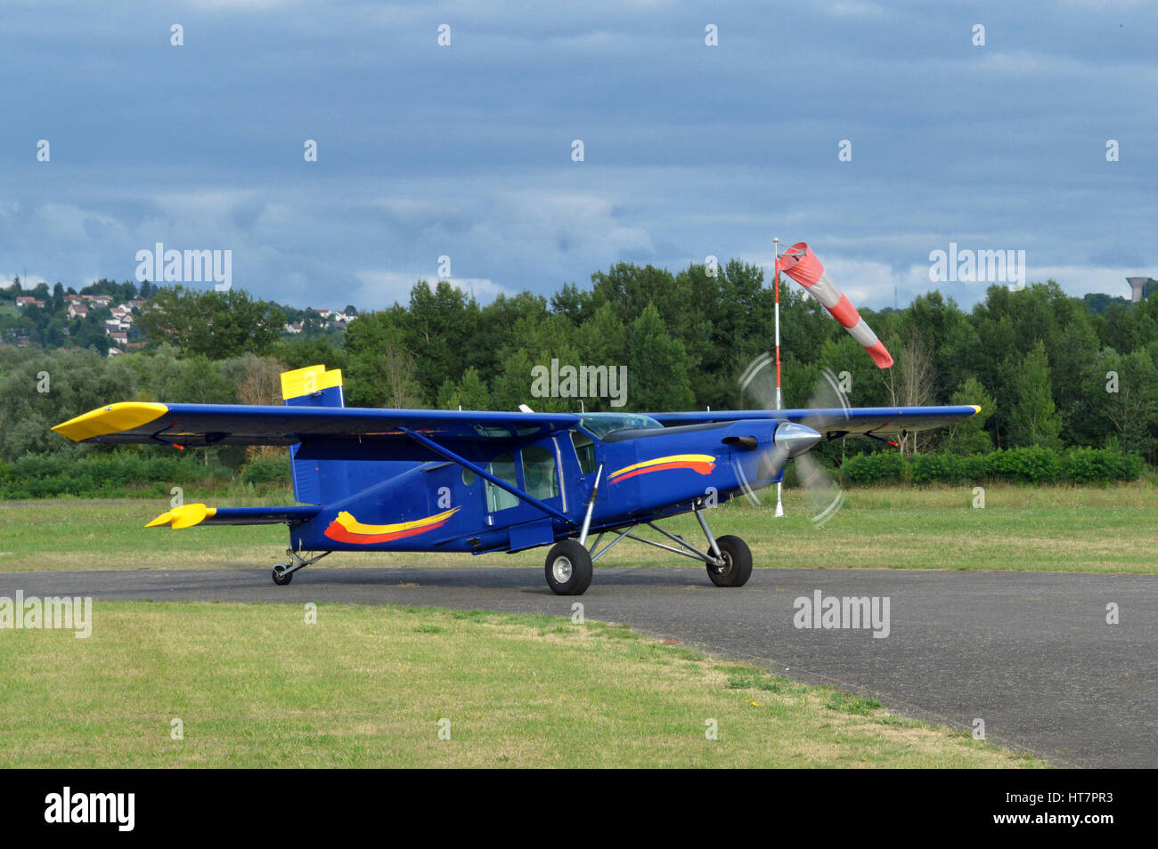 Skydiving plane hi-res stock photography and images - Alamy
