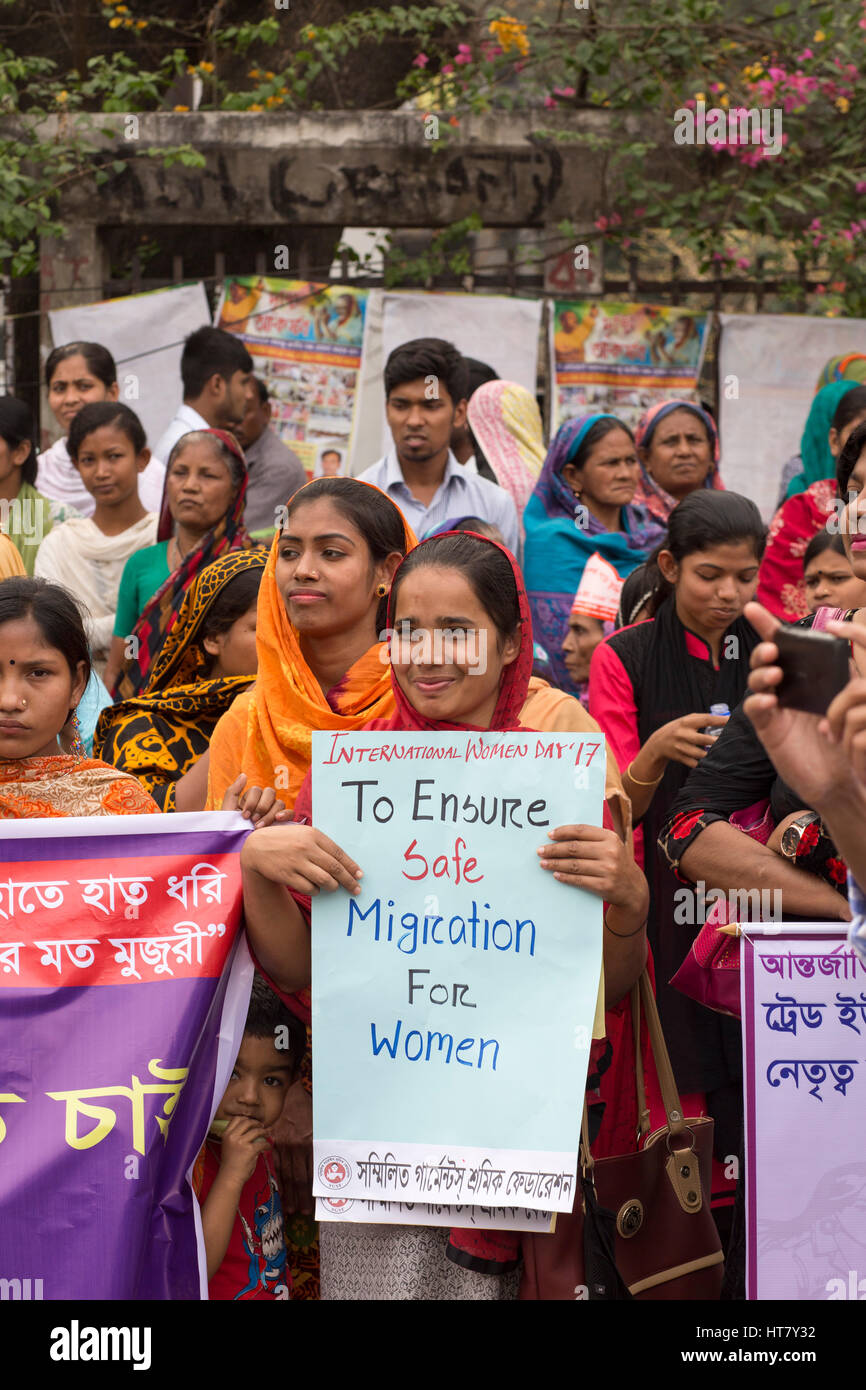 Dhaka, Bangladesh. 8th March 2017. Bangladeshi activists and garment ...