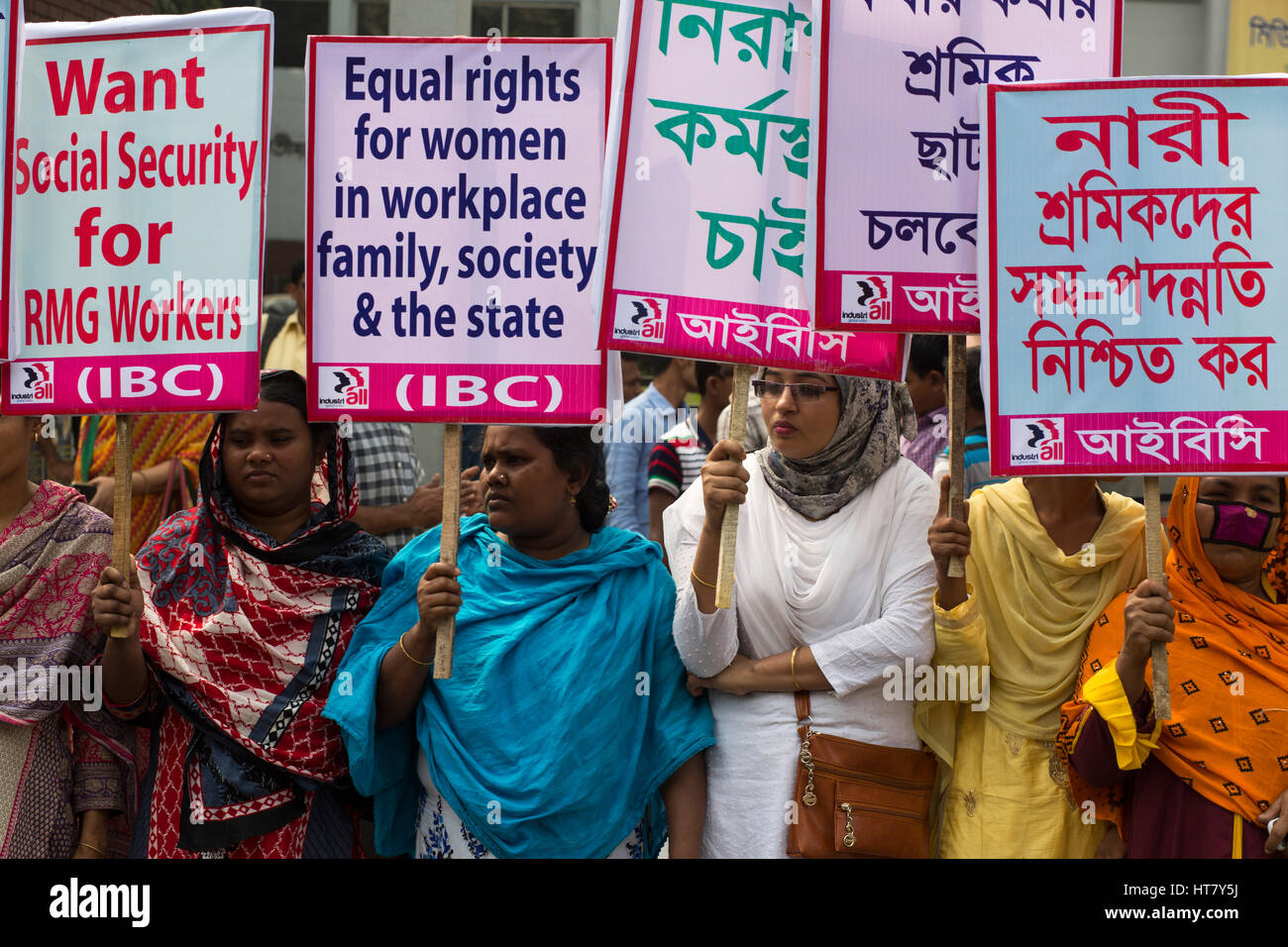 Dhaka, Bangladesh. 8th March 2017. Bangladeshi activists and garment ...