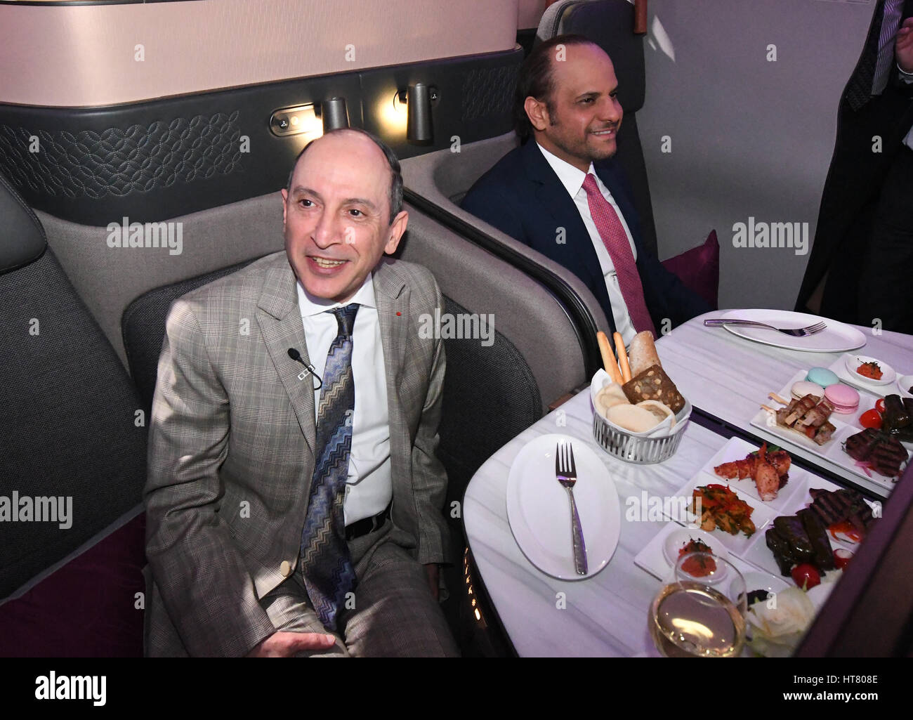 Akbar Al-Baker, CEO der Qatar Airways Group (l), sitzt am 08.03.2017 in ...