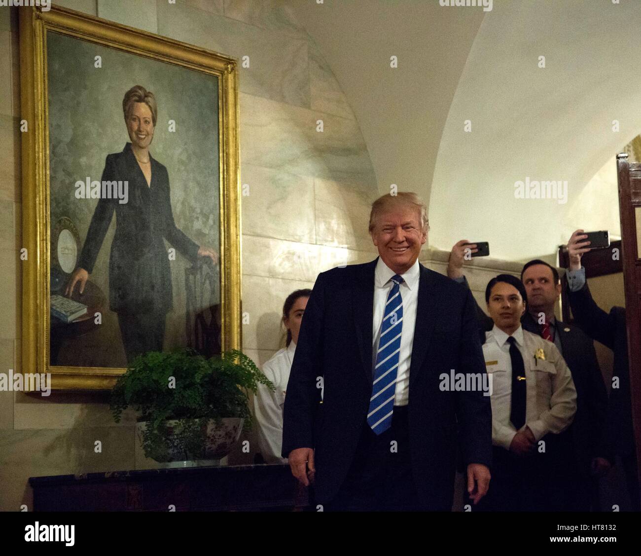 2017 president trump official portrait hi-res stock photography and ...