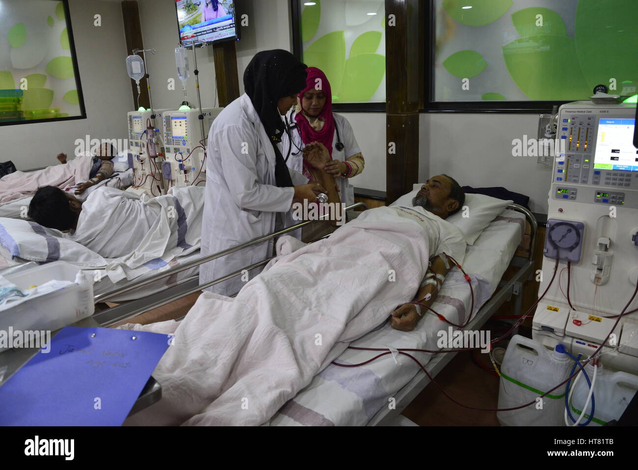Dhaka, Bangladesh. 8th March 2017. Hospital personnel take care of a ...
