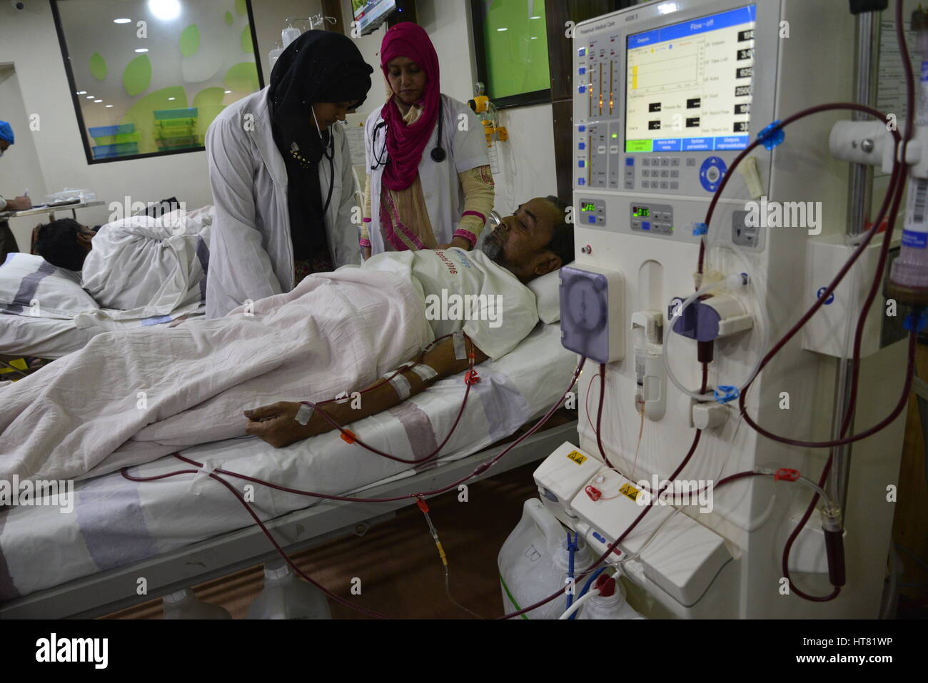 Dialysis patient with nurse hi-res stock photography and images - Alamy