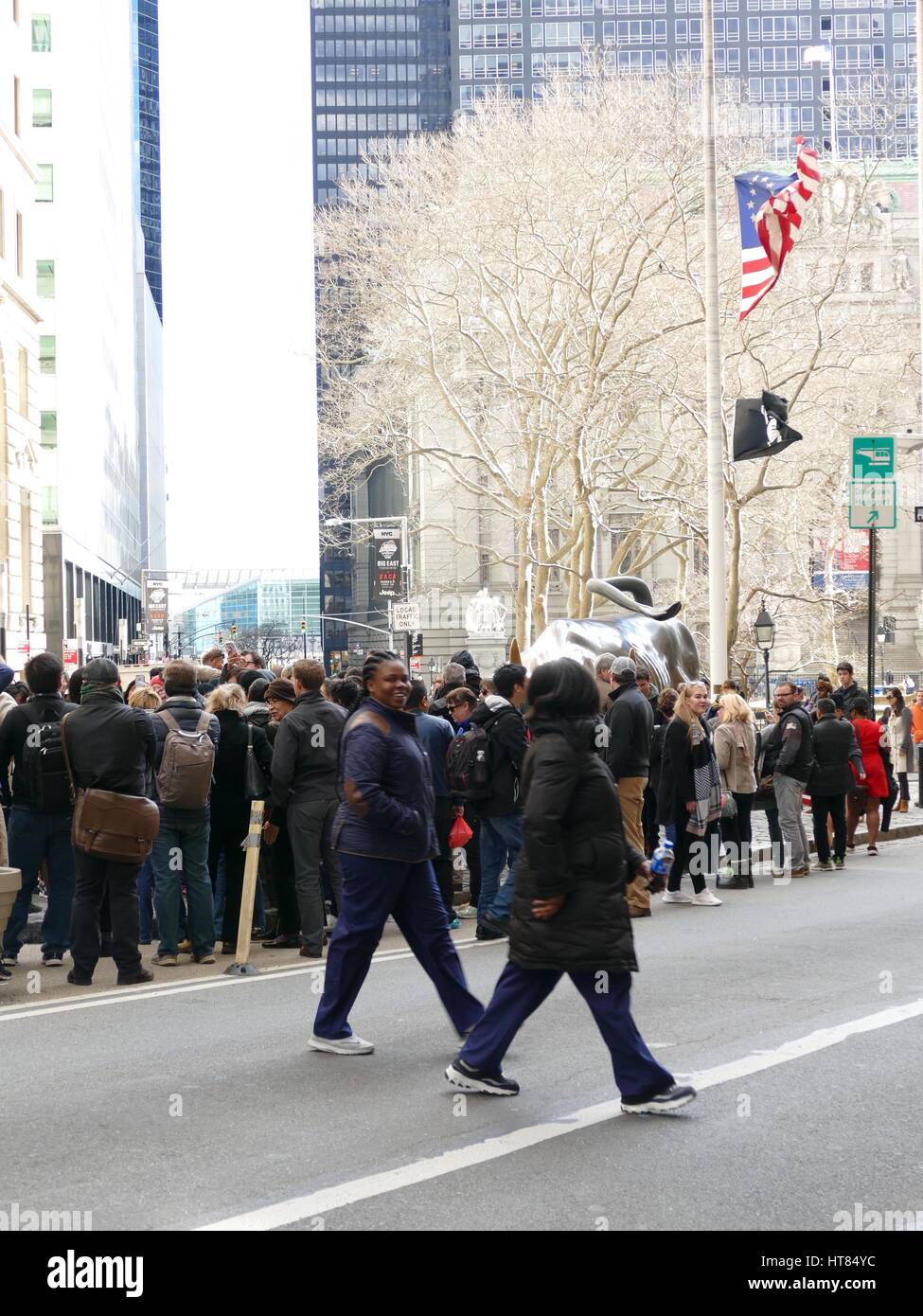New York City, USA, 8 March, 2017. Visitors crowd around the statue of ...