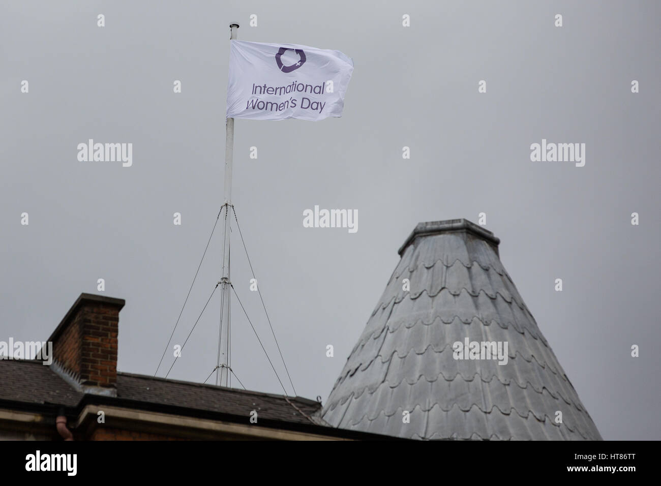 St jamess park underground station sign hi-res stock photography and ...