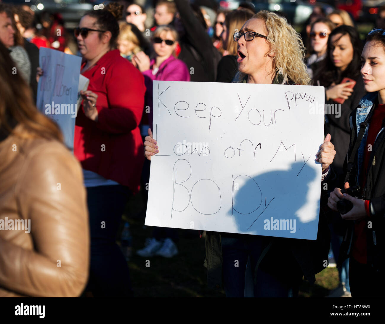 Columbus, USA. 08th Mar, 2017. Lisa Betts of Columbus Ohio cheers on ...