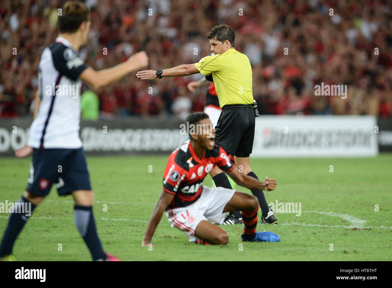 Referee flamengo hi-res stock photography and images - Alamy