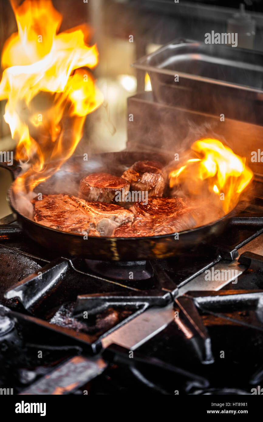 Kitchen restaurant flame hi-res stock photography and images - Alamy