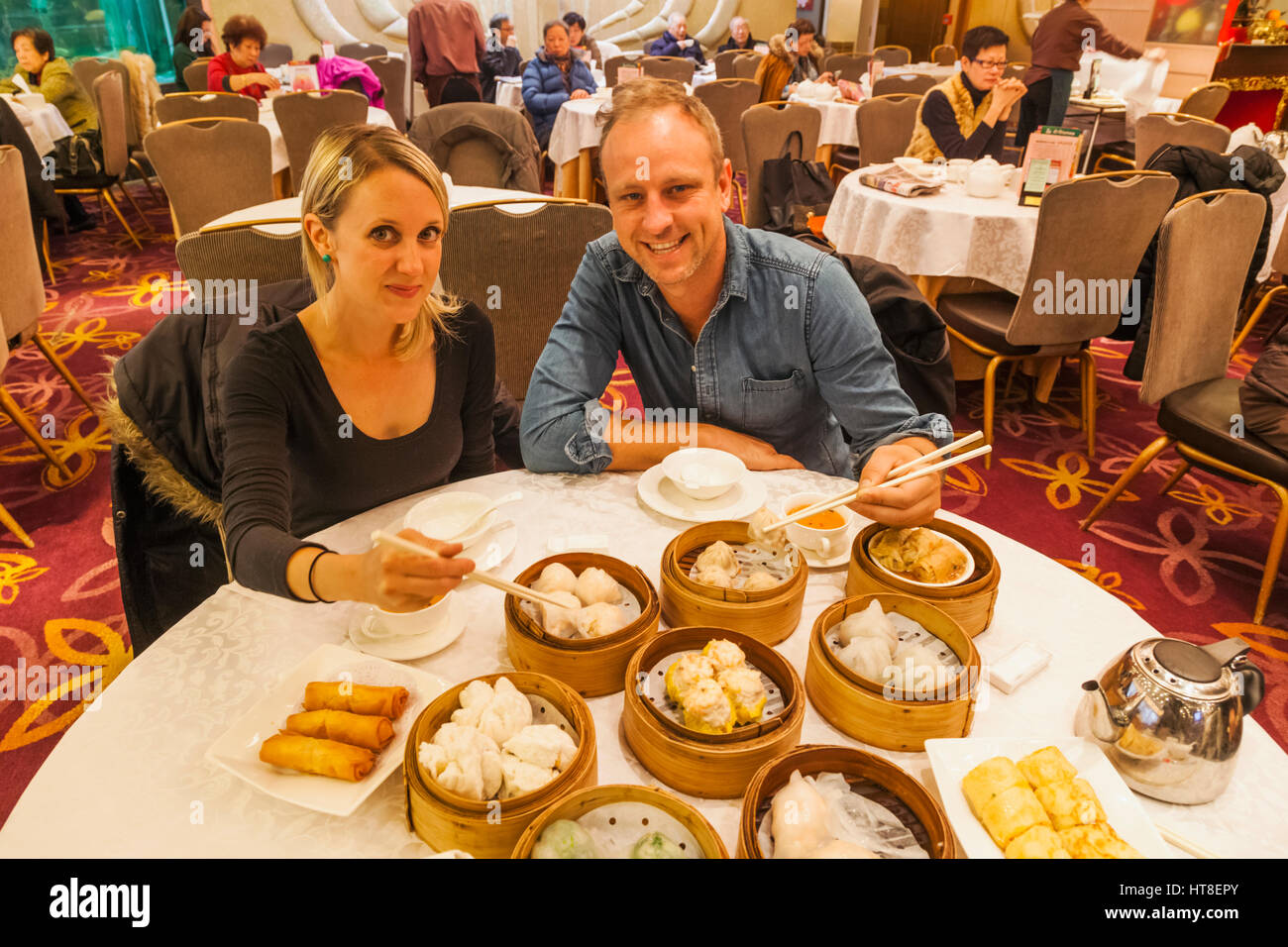 China, Hong Kong, Tourist Couple Eating Dim Sum Stock Photo - Alamy