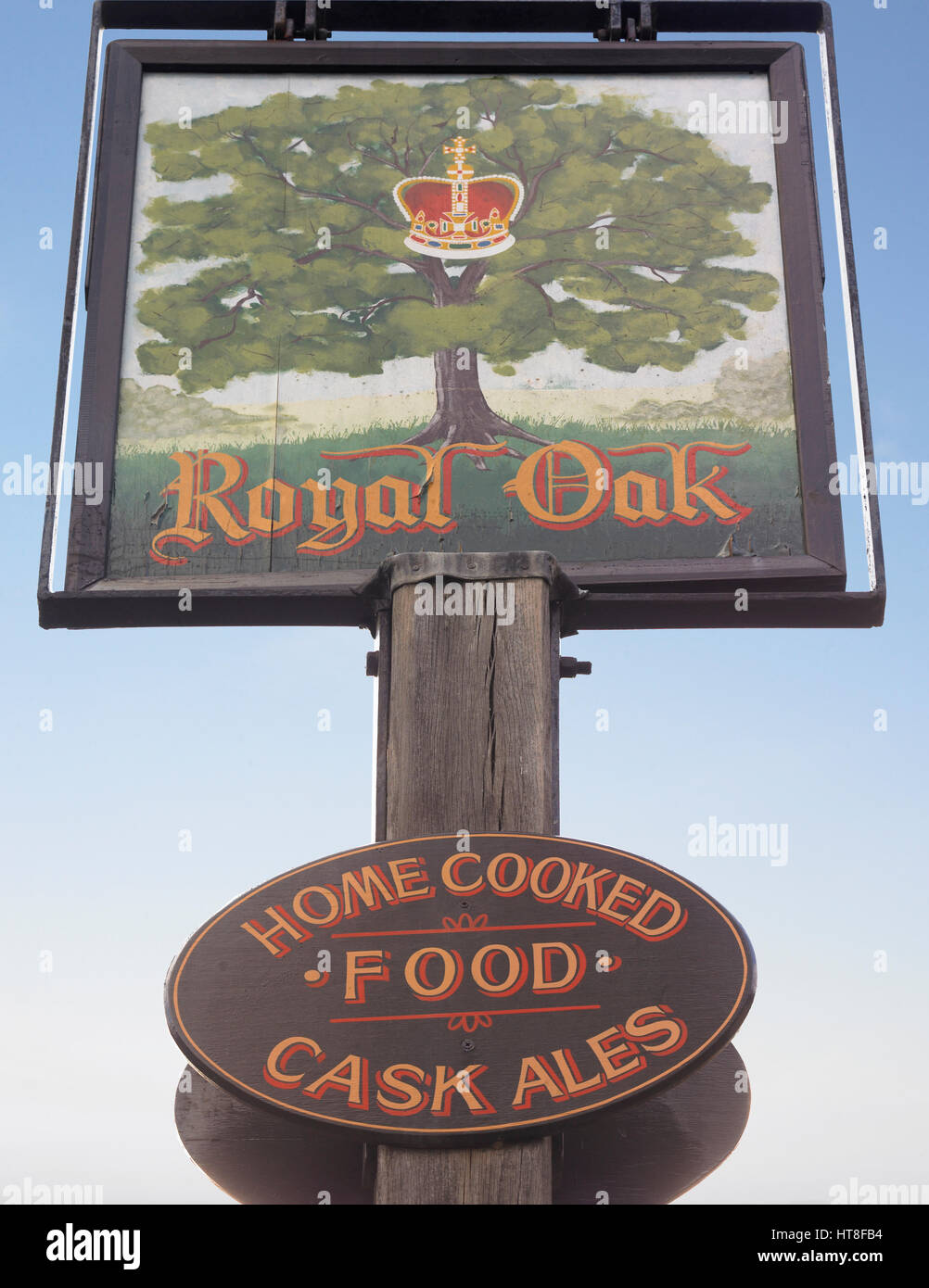 Royal oak pub sign hi-res stock photography and images - Alamy