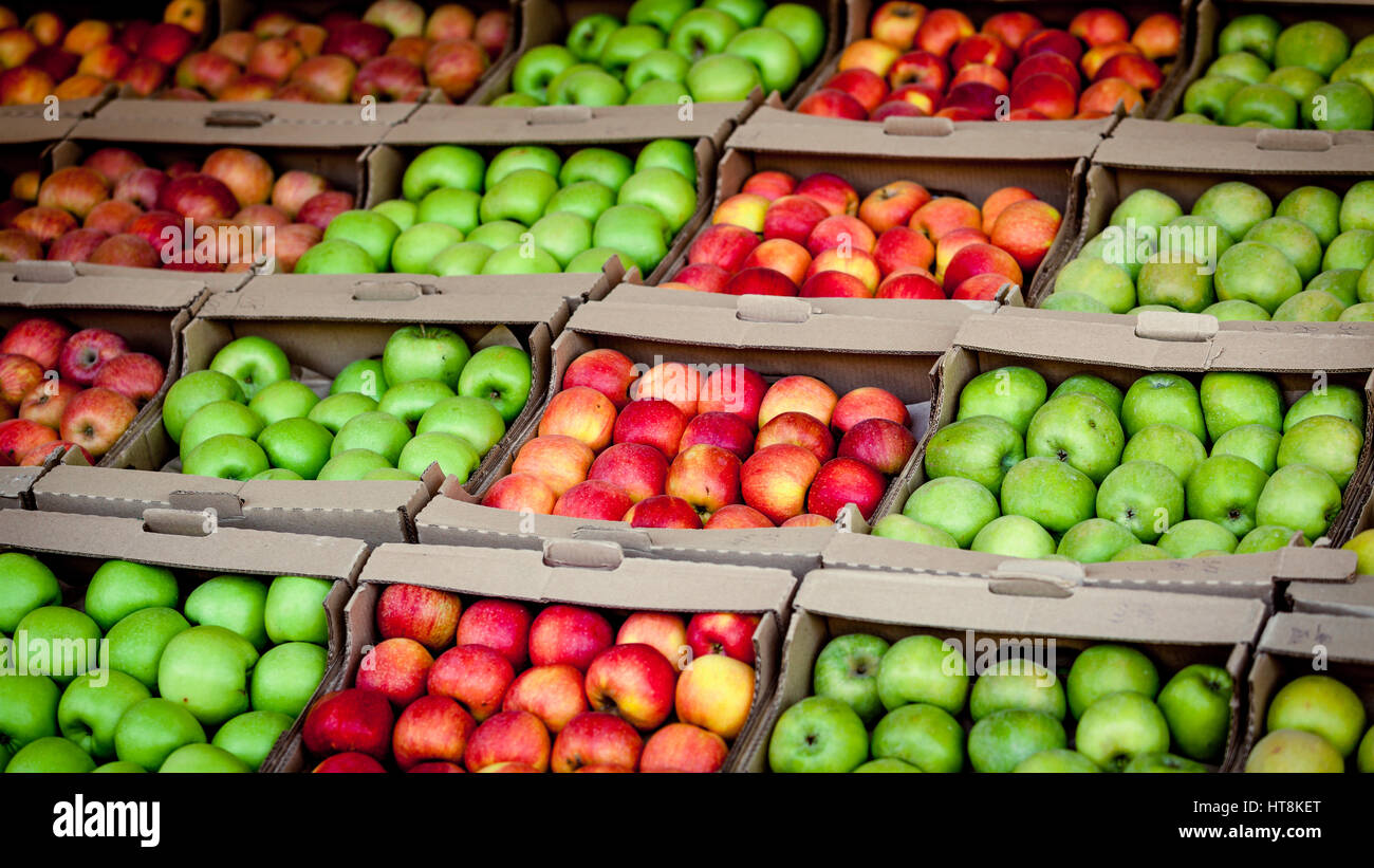 Apple supermarket pile hi-res stock photography and images - Alamy