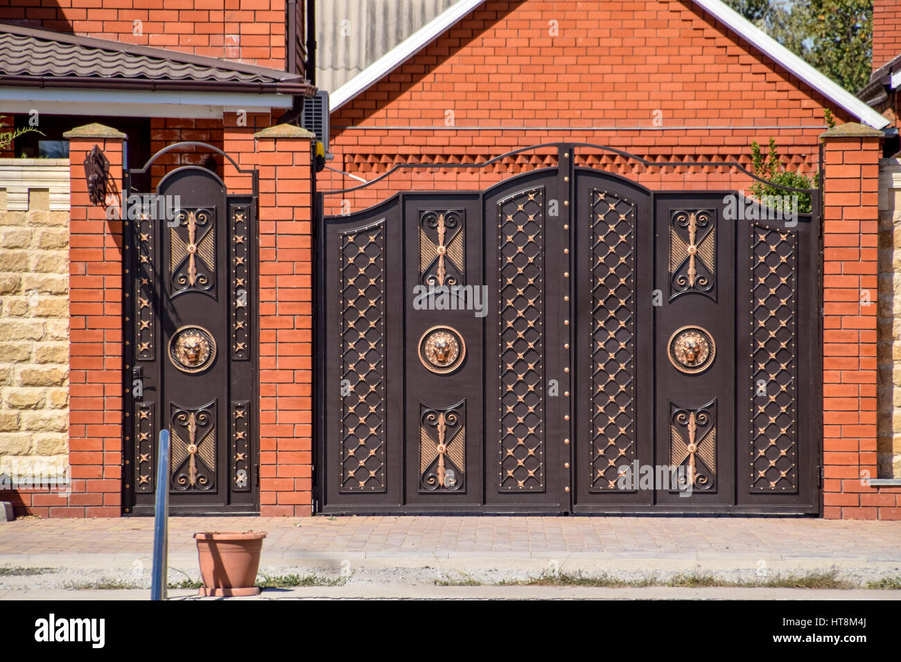 Types of gates hi-res stock photography and images - Alamy
