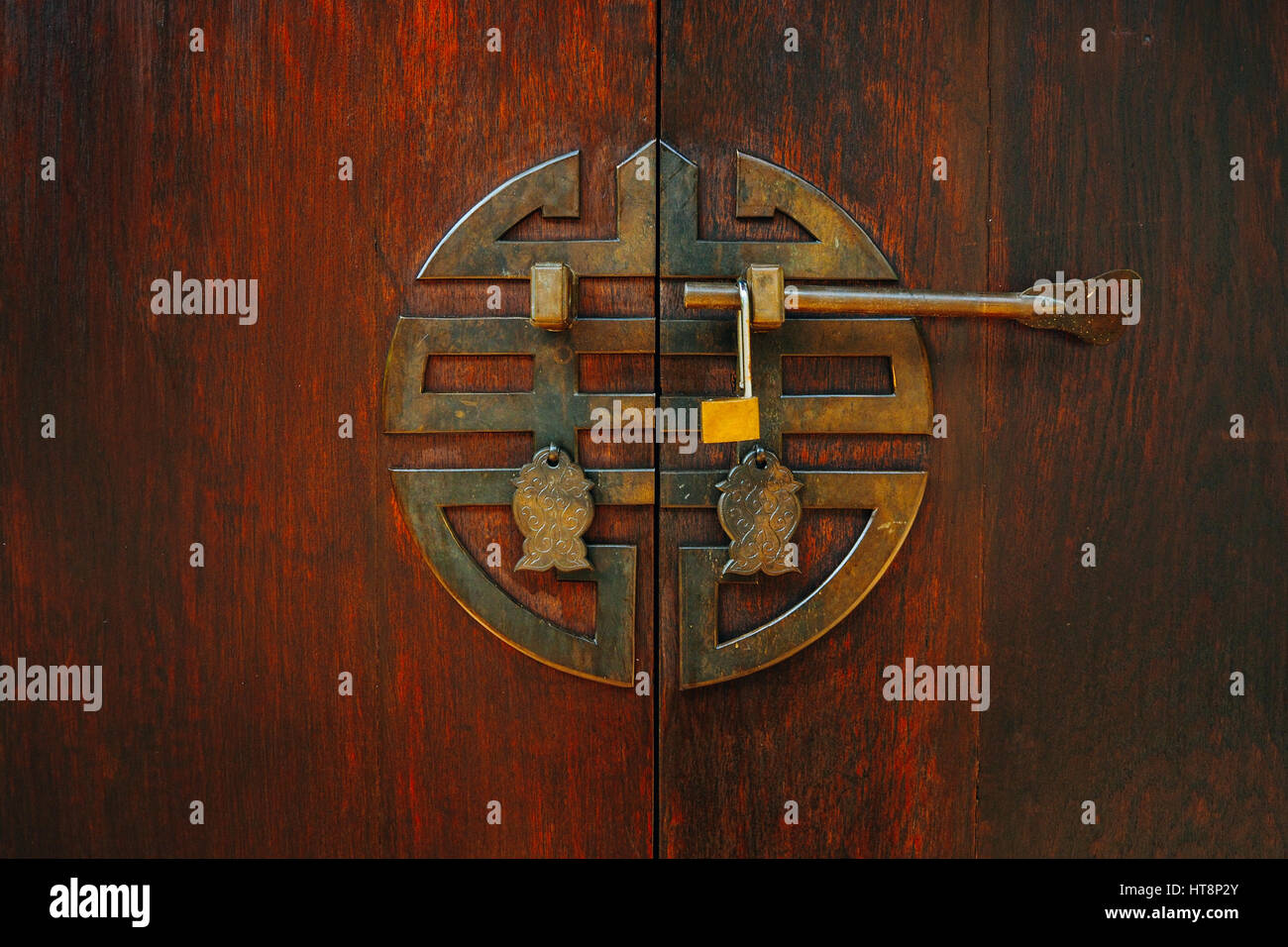 Traditional chinese door design door hi-res stock photography and ...