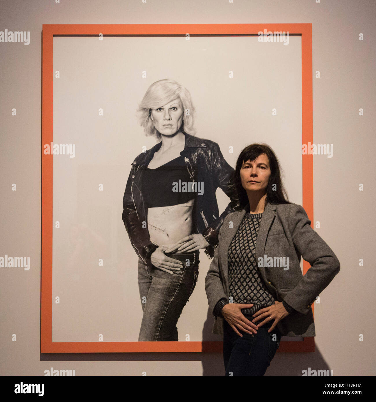 Gillian wearing national portrait gallery hi-res stock photography and ...