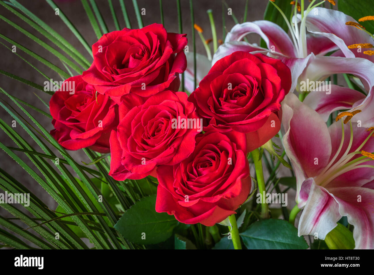 Red Roses And White Lilies Bouquet at Petra Webster blog