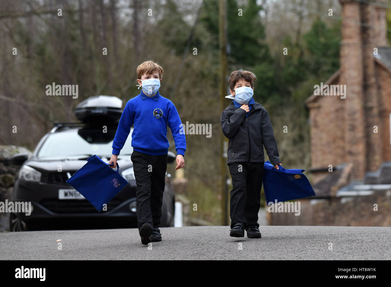 Children walking to school wearing smog pollution masks Britain Uk ...