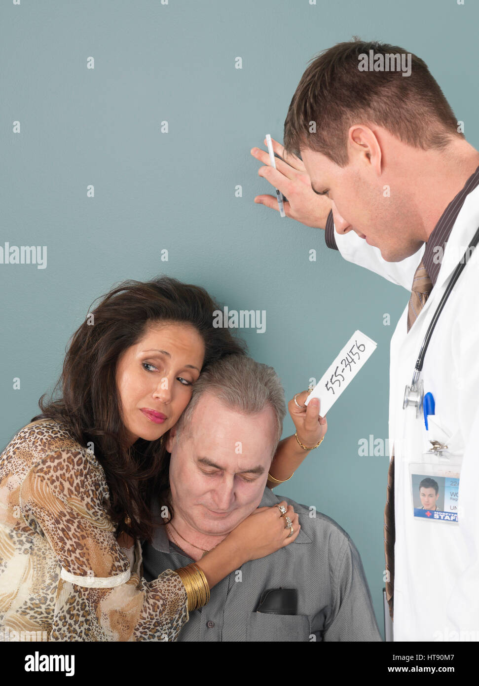 Man giving woman phone number hi-res stock photography and images - Alamy