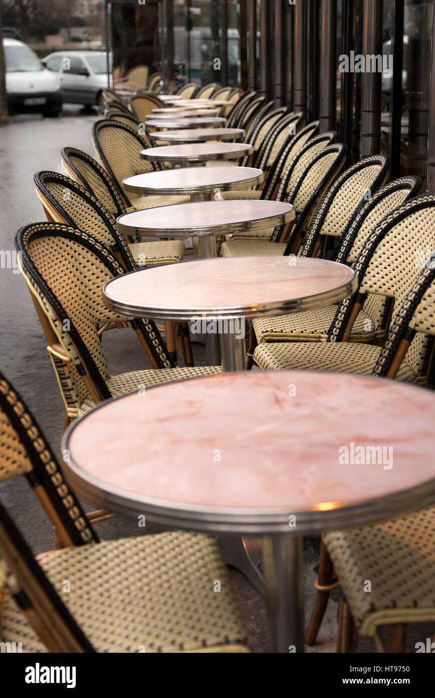 Parisian street cafe tables hi-res stock photography and images - Alamy