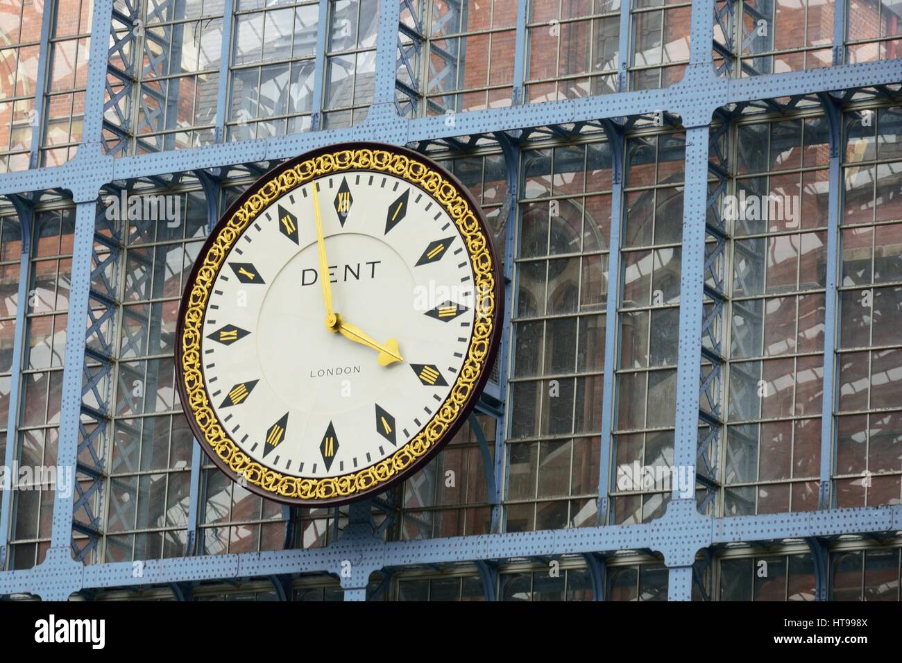Old london train station clock hi-res stock photography and images - Alamy