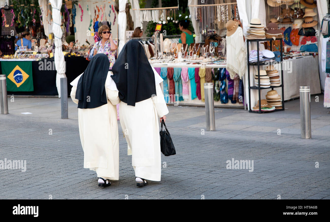Nuns crossing road hi-res stock photography and images - Alamy