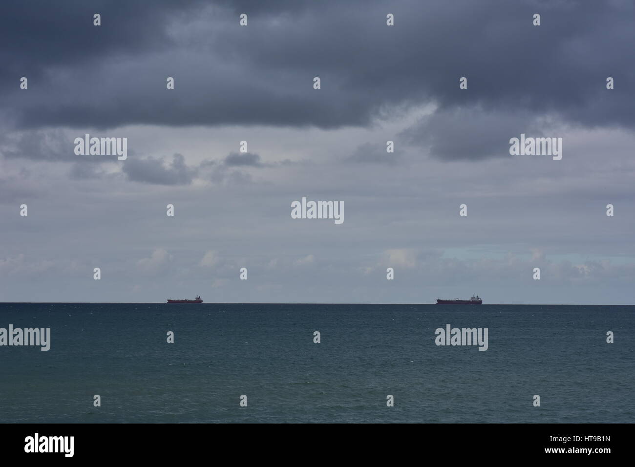Commercial cargo ships hi-res stock photography and images - Alamy